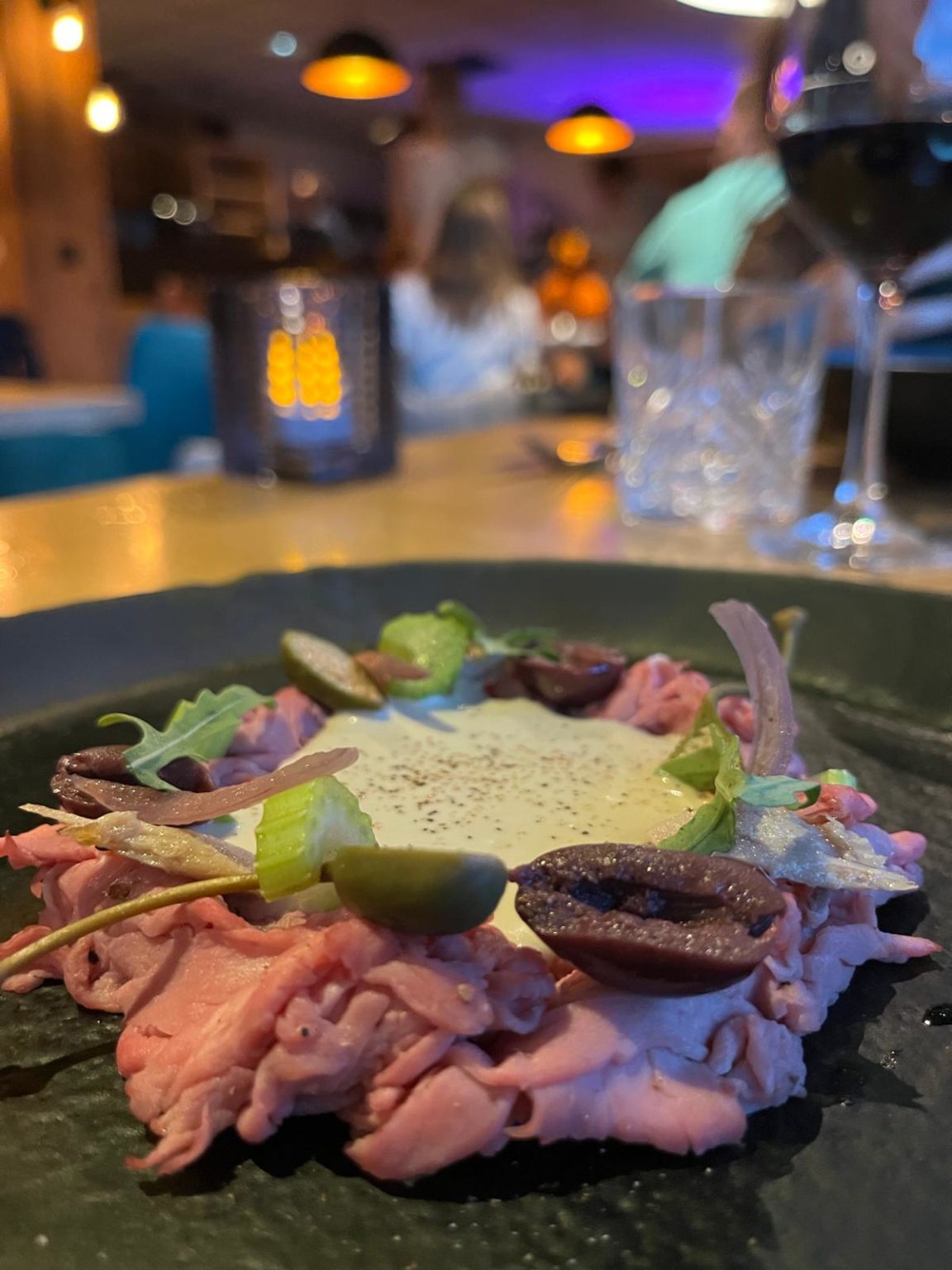 Une Expérience Gastronomique Inoubliable au Bistro Les 2 Mules à La Clusaz